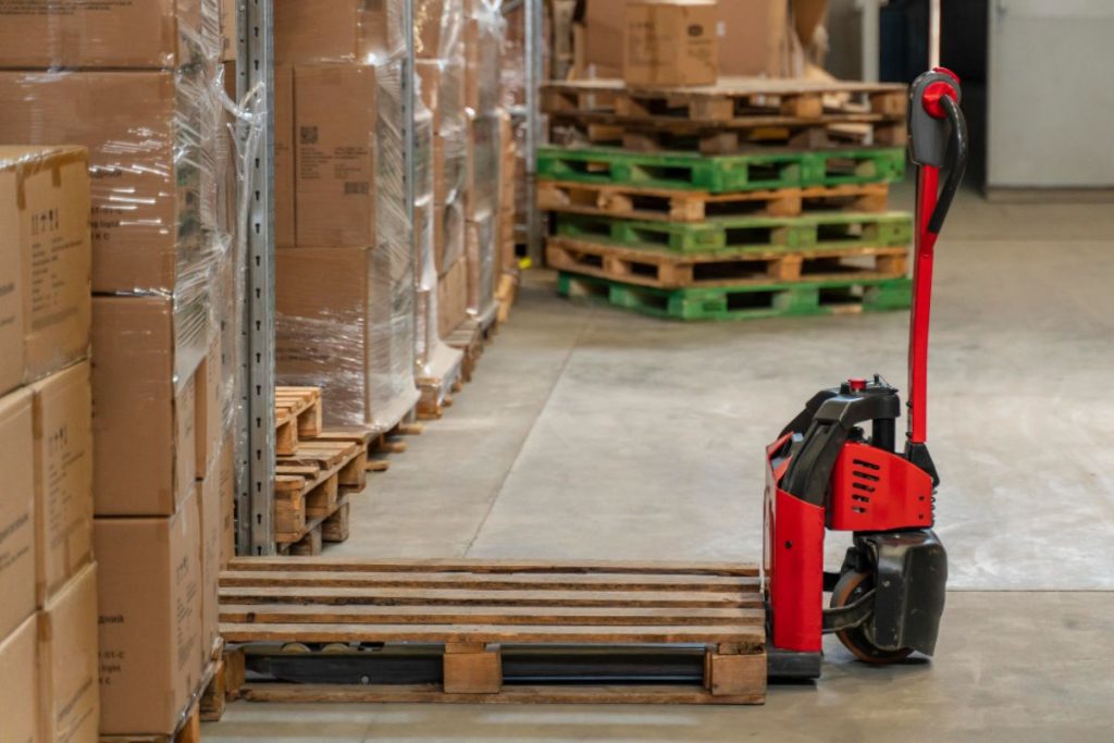 How Hand Pallet Trucks are Used in Construction Sites